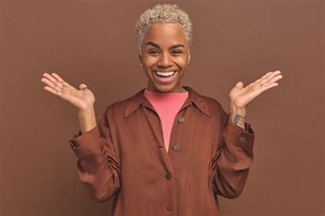 젊은 아프리카 계 미국인 여성이 기뻐하고 손바닥을 들어 올리면 스튜디오에 서 있습니다 20 29세에 대한 스톡 사진 및 기타 이미지 20 29세 경외감 긍정적인 감정