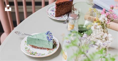 케이크 한 조각을 얹은 흰색 테이블 사진 Unsplash의 무료 꽃 이미지