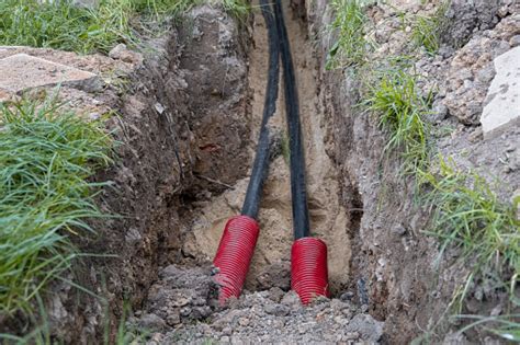 빨간색 골판지 파이프의 전기 케이블은 거리의 지하에 묻혀 있습니다 전기 케이블 인프라 설치 에너지 케이블이 많은 건설 현장 지하 위치 묘사에 대한 스톡 사진 및 기타 이미지