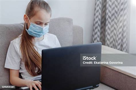 원격 학습 온라인 교육 디지털 태블릿 노트북 노트북으로 집에서 공부하는 의료 마스크의 여학생 8 9 살에 대한 스톡 사진 및 기타 이미지 Istock
