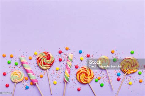 맛있는 식욕을 돋우는 파티 액세서리 생일 축하합니다 컬러 배경에 사탕의 다른 유형 복사 공간 화려한 생일 파티 배경 롤리팝에 대한 스톡 사진 및 기타 이미지 Istock