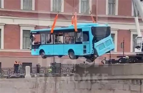 Утонувший в Мойке автобус достали из воды с помощью крана видео