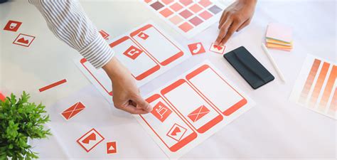 스마트 폰 응용 프로그램에서 작업 하는 젊은 성공적인 Ui 그래픽 개발자 팀의 자른 샷 개발에 대한 스톡 사진 및 기타 이미지