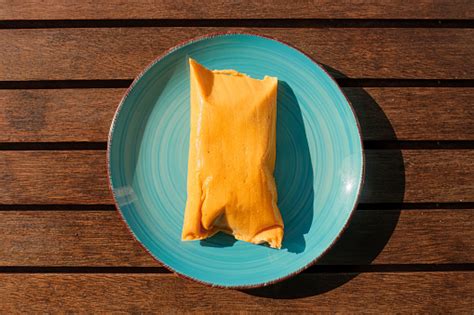 소박한 테이블과 푸른 접시 위에 할라카 또는 타말레 옥수수 반죽과 돼지고기로 만든 멕시코와 베네수엘라 전통 음식 0명에 대한 스톡 사진 및 기타 이미지 Istock