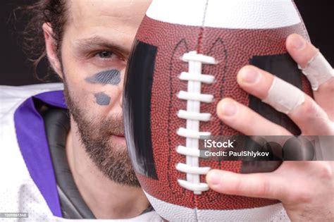 축구 선수 얼굴 앞에서 미식 축구를위한 공 Long Snapper American Football Player에 대한 스톡 사진 및 기타 이미지 Long