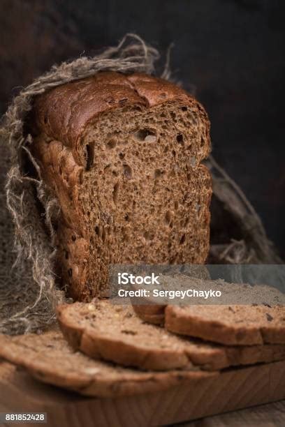 빵은 아마 참 깨 귀리 플레이크와 나무 테이블 근접 촬영에 기장의 추가 함께 시리얼 0명에 대한 스톡 사진 및 기타 이미지 0명 갈색 곡초류 Istock