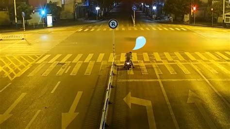 男子等红灯睡着，被后车吵醒弃车走人所有人澎湃新闻 The Paper