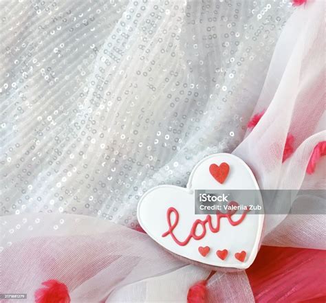 사랑이라는 단어가 새겨진 마음 추상 발렌타인 데이 배경입니다 예술적인 하트 모양의 진저 브레드 평면도 플랫 레이 웹 배너 0명에 대한 스톡 사진 및 기타 이미지 Istock