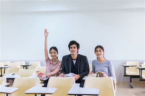 세 사람이 젊은 아시아 남자와 여자 학생 준비 대답을 보여주는 교실에서 손을 높이 교육 투표 프레 젠 테이 션 회 및 세미나의 개념 공부에 대한 스톡 사진 및 기타 이미지