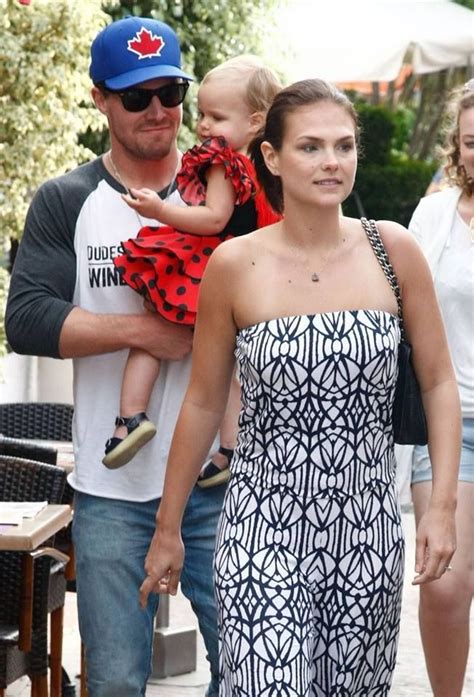 Stephen Amell Und Cassandra Jean Und Mavi