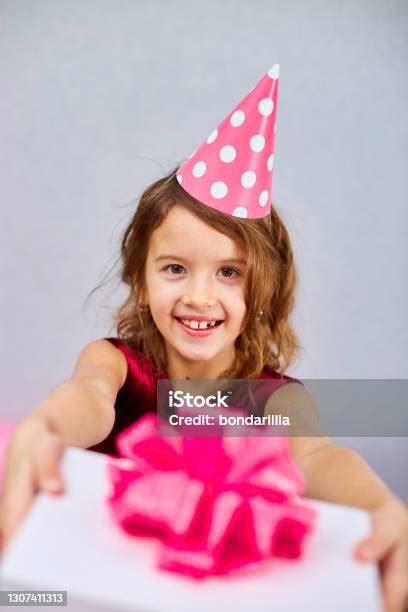 생일 모자를 쓰고 분홍색과 흰색 선물 상자를 들고 파티를 축하하는 초상화 귀여운 미소 소녀 8 9 살에 대한 스톡 사진 및 기타 이미지 Istock