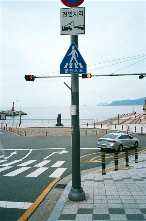 釜山底片最後一天街景 有人發現我真的很喜歡置中或對稱的街景嗎 釜山真的比首爾來說步調慢很多 而且一路上受到很多大叔跟阿姨的幫忙 嗚嗚 下次