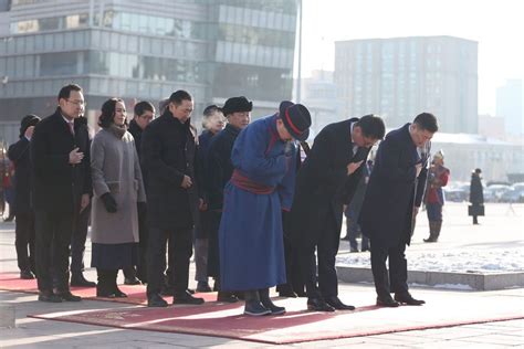 Д Сүхбаатарын хөшөөнд цэцэг өргөж Их эзэн Чингис хааны хөшөөнд хүндэтгэл үзүүлэв