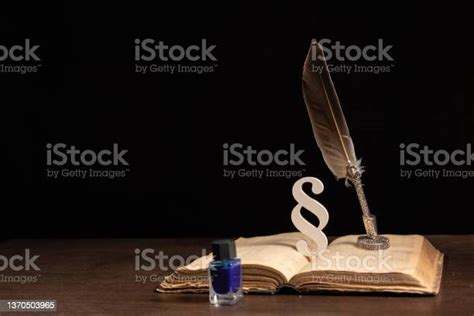 문학 쓰기 저자 및 역사를위한 오래된 책 개념에 놓여있는 퀼 펜과 잉크웰 상에 대한 스톡 사진 및 기타 이미지 상 펜 0명 Istock