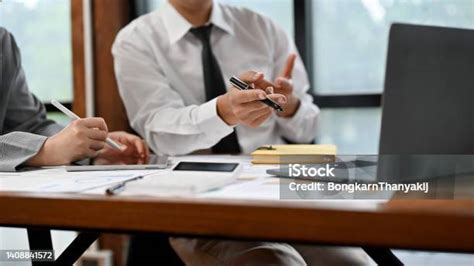 잘린 똑똑한 아시아 사업가가 동료들과 함께 재정 프로젝트를 계획하고 있습니다 경영자에 대한 스톡 사진 및 기타 이미지 경영자 계획 금융 Istock