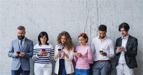 사무실에서 콘크리트 벽에 기대어 서 있는 기업가 그룹의 정면 초상화는 스마트폰을 사용한다 사진 Unsplash의 남자 이미지