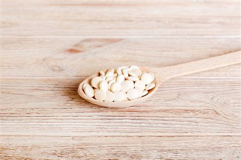 색깔 배경에 백색 알약의 더미 테이블 위에 흩어져있는 정제 빨간 부드러운 젤라틴 캡슐 더미 비타민과식이 보충제 개념 개념에 대한 스톡 사진 및 기타 이미지 Istock