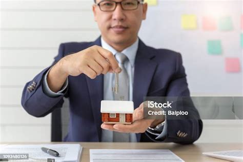 담보 대출 및 부동산 세금 금융 개념 스 칸디 나 비아 하우스 모델의 더미와 함께 갈색 나무 프레임에 돈을 동전 프레임의 중간에 공간을 복사 합니다 개념에 대한 스톡 사진