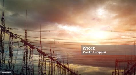 석양에 고전압 전원 라인 전기 분배 스테이션 고전압 전기 전송 타워 0명에 대한 스톡 사진 및 기타 이미지 0명 강철