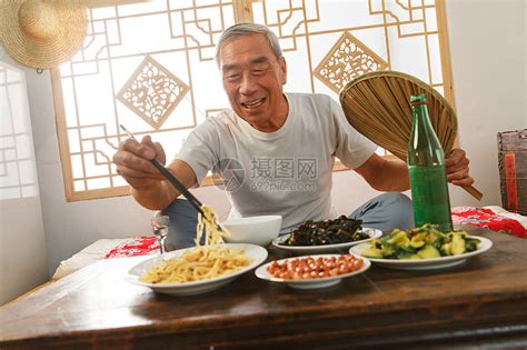 老年人坐在家里吃饭高清图片下载 正版图片507692234 摄图网