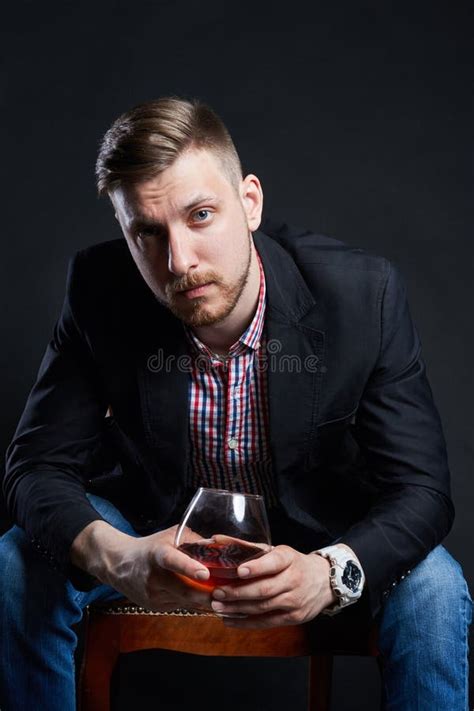 男性酒精中毒，有一杯的人酒精在手中 酒精瘾，恶习，应力消除疾病通过酒精 库存图片 图片 包括有 上瘾 生意人 108473759