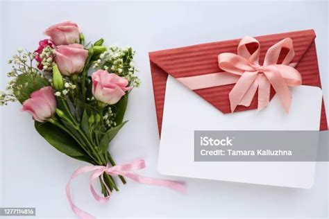 인사말 카드를 모의 분홍색 장미의 작은 꽃다발과 텍스트를위한 공간 부케에 대한 스톡 사진 및 기타 이미지 부케 작은 장미 Istock