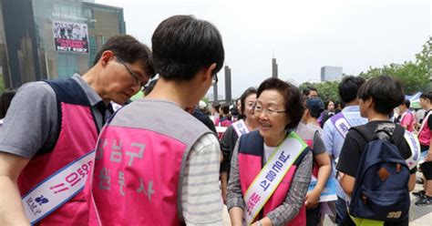자원봉사자 격려하는 신연희 강남구청장