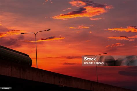 일몰 하늘과 높은 콘크리트 고속도로의 바닥보기입니다 콘크리트 도로를 고가도로 도로 비행 구조 현대 고속도로 교통 인프라 콘크리트 교량 엔지니어링 건설 0명에 대한 스톡 사진