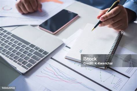 지저분한 책상 위의 남자 계획 선택 A 또는 B 노트북에 계획 작성 개념에 대한 스톡 사진 및 기타 이미지 개념 개념과 주제 결정 Istock