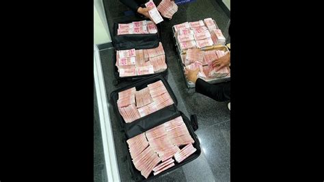 嫌银行态度差客户取走几千万存款； 大v怒怼上海银行； 当场取500万 用劳斯劳斯装走； 光清点就花2小时：网友称上次看到这么多钱；还是在电视剧