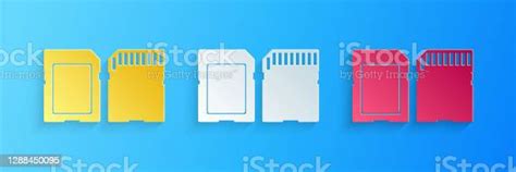 파란색 배경에 격리된 용지 컷 Sd 카드 아이콘입니다 메모리 카드입니다 어댑터 아이콘입니다 종이 아트 스타일 벡터 과학에 대한