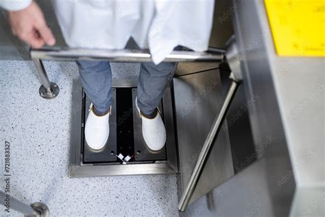 Industrial Static Eliminator Factory Worker Standing On Anti Static Instrument Discharging