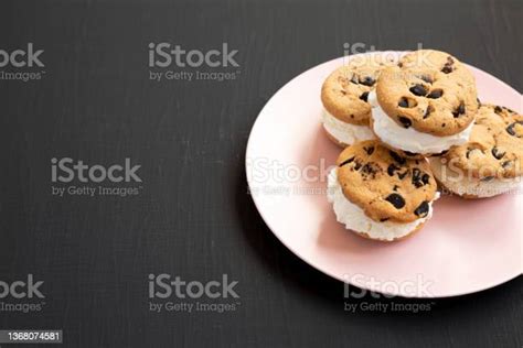 검은 색 배경 사이드 뷰에 분홍색 접시에 집에서 만든 초콜릿 칩 쿠키 아이스크림 아이스크림 샌드위치 공간을 복사합니다 냉동된에 대한 스톡 사진 및 기타 이미지 Istock