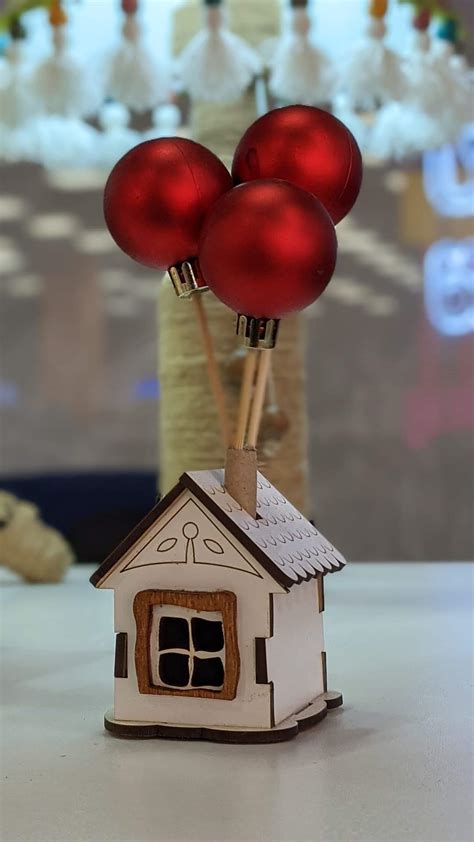 თეთრი პატარა სახლუკა წითელი ბუშტით Ravachuqo Ge