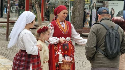 Днес Баба Марта и нейните помощнички закичиха с мартеници жителите на Търговище Общество