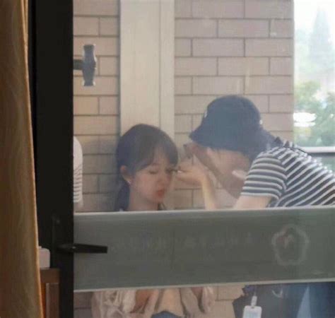 杨紫《余生》曝最新路透 垂眼补妆少女感十足