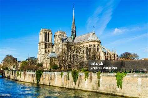 19 세기 첨탑을 바라보 며 파리 노트르담 대성당의 측면도를 볼 수 있는 유진 바이에 르 둑은 세 느 강 뒤쪽에서 볼 수 있는 4 월 2019 불에서 파괴 되었다 0명에