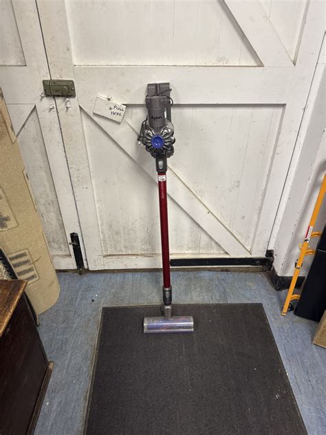 Dyson V6 Total Clean Cordless Hoover With Charger Powers On Head Brush Not Spinning Badgers