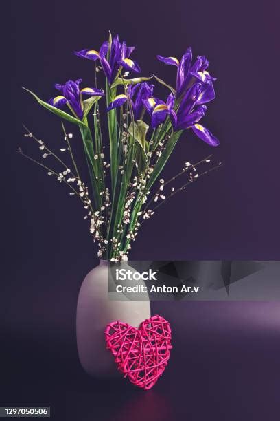 붉은 색 브레이드 하트 모양은 어두운 배경에 신선한 꽃다발 옆에 있습니다 발렌타인 데이 어머니의 날을위한 구성 공간을 복사합니다 0명에 대한 스톡 사진 및 기타 이미지