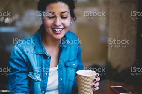 실내 테이블에 앉아 맛 있는 음료와 함께 여가 시간을 즐기는 젊은 미소 Hipster 여자의 자른된 이미지 행복 한 여자 사람이 커피숍 음료와 좋은 분위기에서에서 재현 하는