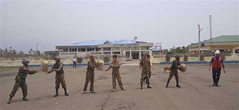 မိုခါမုန်တိုင်းအပြီးတွင် မြန်မာ့တပ်ဖွဲ့သည် ဘေးသင့်သူများအားကယ်ဆယ်ရေးပစ္စည်းများပေးပို့