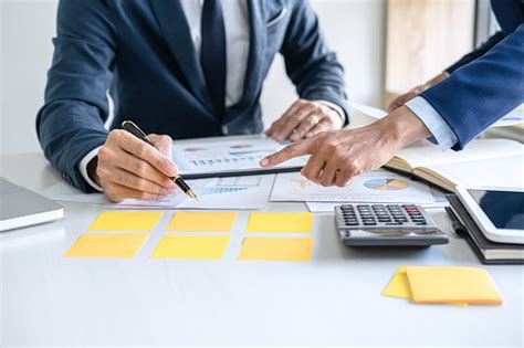 비즈니스 팀 회의 컨퍼런스 재무 데이터 및 마케팅 비즈니스 전략 프로젝트와의 작업 분석 논의 협력 회사의 이익을 창출하기 위한