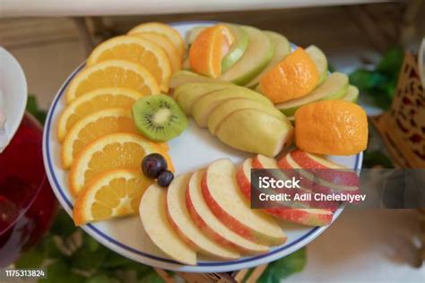 빨간 사과 오렌지 배 키위 포도 얇게 썬 과일은 접시 안에 있습니다 건강한 생활방식에 대한 스톡 사진 및 기타 이미지 건강한 생활방식 건강한 식생활 과일 Istock