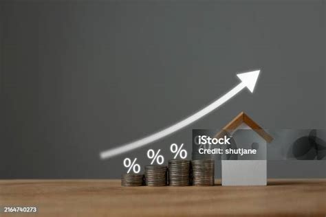 성장 추세 및 저축 주택 구매 및 부동산 투자 선택에 대한 계획 목조 주택 모델 나무 테이블에 쌓인 동전 0명에 대한 스톡 사진 및 기타 이미지 Istock