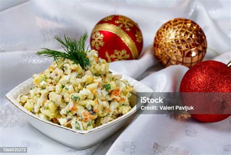 흰색 식탁보에 전통적인 샐러드와 크리스마스 장식이있는 클래식 한 새해 테이블 새해를 위한 러시아 요리 올리비에 샐러드 감자 요리에 대한 스톡 사진 및 기타 이미지 Istock