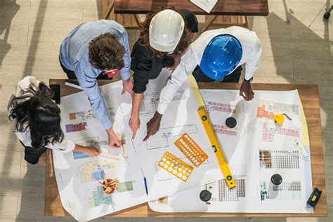 건축가 및 엔지니어 프로젝트 개발 팀의 건축 및 엔지니어링 비즈니스 배경브레인스토밍 및 설계실 의 현장 현장 계획과 함께 작업 20 24세에 대한 스톡 사진 및 기타 이미지