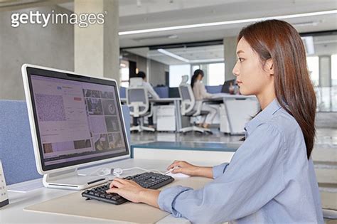 여성 일 물리적활동 비즈니스우먼 집중 컨셉 이미지 Jv12632134 게티이미지뱅크