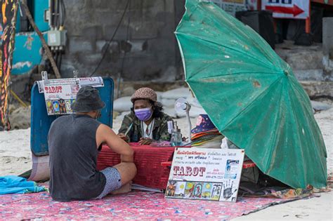 아시아 타로 리더 또는 점쟁이는 타로 카드를 들고 유럽 관광객 코팡안 태국의 미래를 예측합니다 2명에 대한 스톡 사진 및 기타 이미지 Istock
