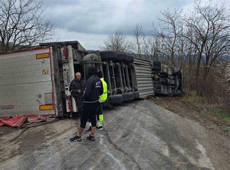 Опасна каскада ТИР се обърна на Е 79 между Монтана и Враца снимки