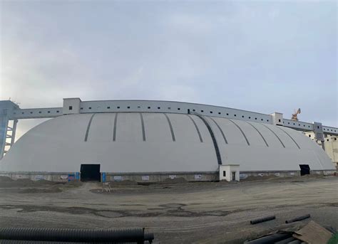 新疆分公司承建的国能新疆能源黑山露天煤矿地面生产系统EPC总承包储煤场钢网架维护结构全部完成 中煤建设新疆分公司